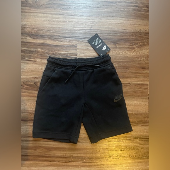Nike | Bottoms | Boys Nike Tech Pack Shorts Front Pockets And A Back ...